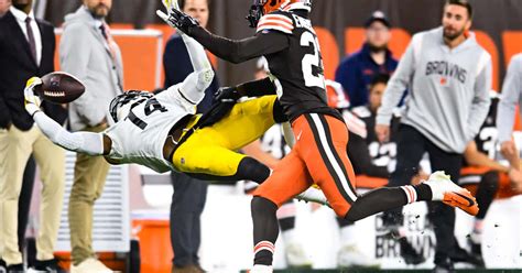 Download Dynamic Football Catch Attempt Wallpaper