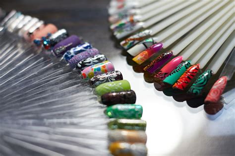 네일 기술자의 캐비닛에 여러 가지 빛깔된 손톱의 집합입니다 전문 매니큐어 손톱을 붙이기 위한 준비 과정 개인 장식품에 대한 스톡 사진 및 기타 이미지 Istock