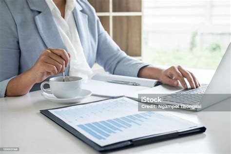 비즈니스 우먼 회계사 금융 실무 감사 및 비용 재무 연례 보고서 대차대조표 명세서 계산 재무 확인 문서 수행 및 보고서 보고서에 메모 작성 경제에 대한 스톡 사진 및 기타