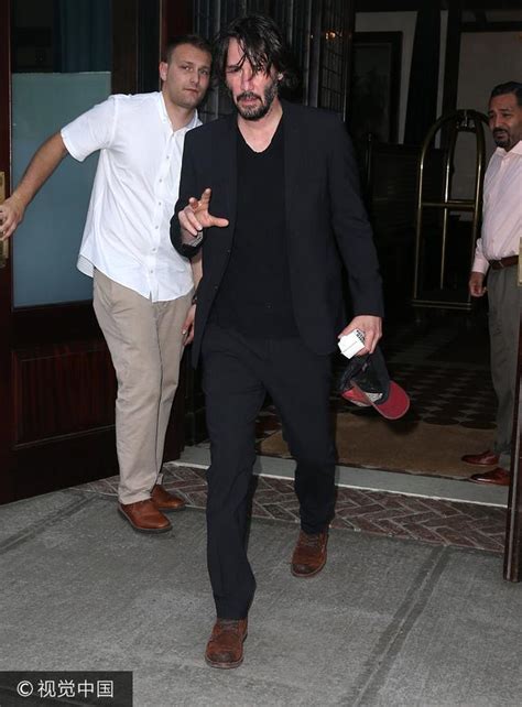 基努·里维斯胡子拉碴显沧桑似行走的荷尔蒙 黑西装低调被拍略显无措 每日头条