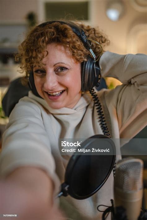 스튜디오에서 비디오 팟캐스트 또는 Vlogg 블로거를 촬영하거나 스트리밍하는 여성 45 49세에 대한 스톡 사진 및 기타 이미지 45 49세 녹음실 라디오 방송국