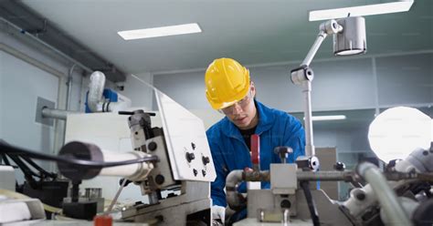 공장에서 기계를 작업하는 아시아 유지 보수 엔지니어 노동자의 초상화 사진 Unsplash의 매니저 이미지