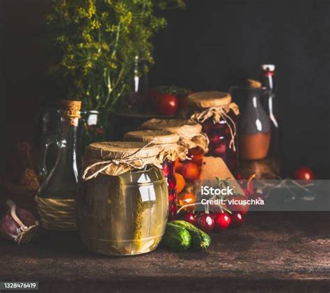 다양한 전통 보존 된 발효 농장 유기농 제철 야채와 어두운 소박한 배경에 과일이있는 항아리 가을 통조림 0명에 대한 스톡 사진 및 기타 이미지 Istock