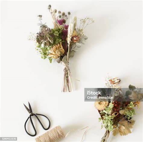 흰색 배경에 장식 플랫 누워 만들기위한 말린 꽃과 허브 꽃다발 건조 식물을 프레이밍 맨 위 보기입니다 꽃으로 수작업으로 만든 취미 0명에 대한 스톡 사진 및 기타 이미지