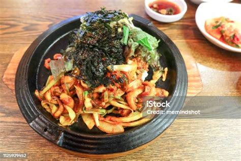 Jukkumi Bokkeum 한국 전통 요리 이것은 야채와 돼지고기 오징어 뜨거운 남 비 매운 소스 이다 건강한 식생활에 대한 스톡 사진 및 기타 이미지 Istock