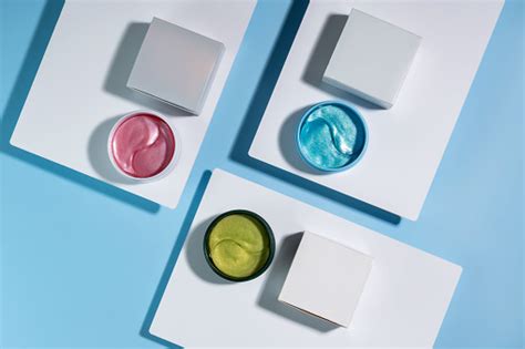 항아리에 담긴 다양한 얼굴 눈 패치 하이드로겔 패치 노화 방지 및 리프팅 처리 얼굴 피부 관리 수분 공급 및 주름 패치 평면도 현대 화장품 개념 디자인 모형 0명에 대한