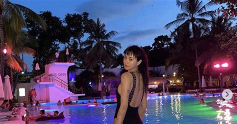 전신 타투 나나 수영복 입으니 거미집부터 나뭇잎까지 선명…하늘을 나는 그네까지 과감 휴가