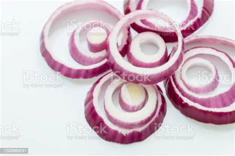 흰색 배경 컷아웃 뷰에서 분리된 슬라이스 된 빨간색 양파 링 0명에 대한 스톡 사진 및 기타 이미지 0명 개체 그룹 건강한 생활방식 Istock