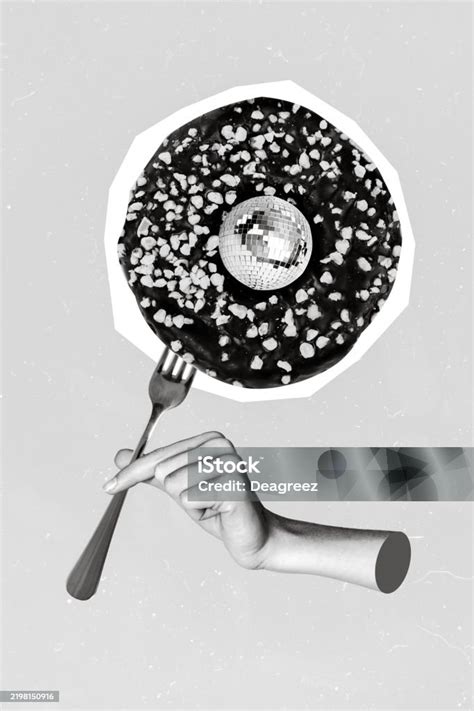 포크 배고픈 템플릿 컨셉 달콤한 초콜릿 디저트 도넛을 들고 손의 콜라주 사진 분홍색 배경에 고립 된 디스코 볼 내부에 스프링클 0명에 대한 스톡 사진 및 기타 이미지