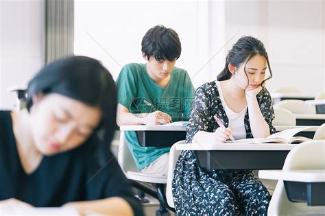 教室里认真学习的大学生高清图片下载 正版图片502286020 摄图网 教室里认真学习的大学生高清图片下载 正版图片502286020 摄图网