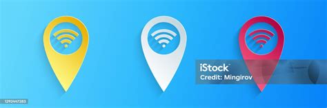 파란색 배경에 격리 된 와이파이 인터넷 신호 연결 아이콘으로 용지 컷 포인터지도 종이 아트 스타일 벡터 0명에 대한 스톡 벡터