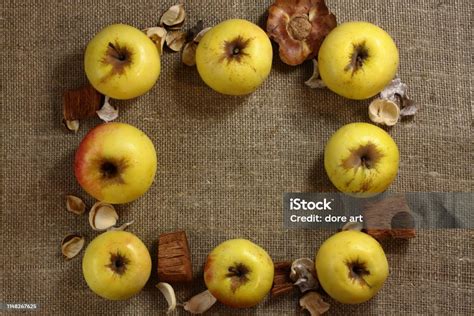 노란 사과는 천 삼 베에 놓여 있습니다 텍스처 베이 지 배경에가을 과일 수확 맛 있는 육즙이 건강 한 과일 갈색 천으로 잘 익은 신선한 사과 사과의 장식 사각 프레임 0명에