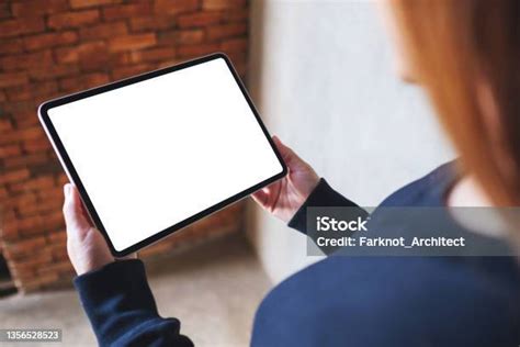 빈 흰색 데스크톱 화면으로 디지털 태블릿을 들고 있는 여성 35 39세에 대한 스톡 사진 및 기타 이미지 35 39세 가정 생활 공란 Istock