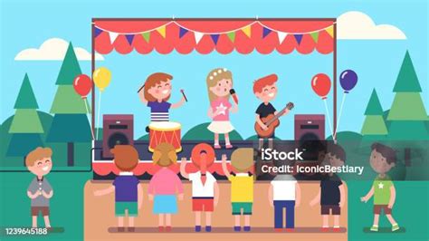 예술가 어린이 음악 밴드가 노래를 부르고 야외 무대에서 악기를 연주합니다 공원에서 축제 쇼 콘서트 공연을 즐기고 음악을 듣는