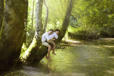 무료 이미지 손 물 숲 사람들 경기 호수 모험 젖은 강 흐름 밀림 튀김 휴일 연주하다 함께 어린이