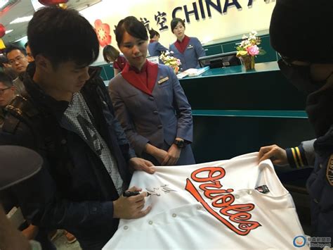 影／陳偉殷、王維中返美 近百名球迷送機陷入混亂 Ettoday運動雲 Ettoday新聞雲