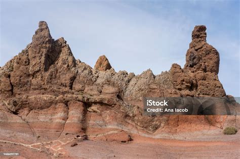 테네리페 테이데 국립공원에서 다양한 색상의 눈에 보이는 퇴적물 층이 있는 특이한 화산 형성 0명에 대한 스톡 사진 및 기타 이미지 Istock