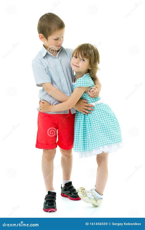 Muchacho Y Chica Hermano Y Hermana Abrazan Suavemente Imagen De Archivo Imagen De Amor