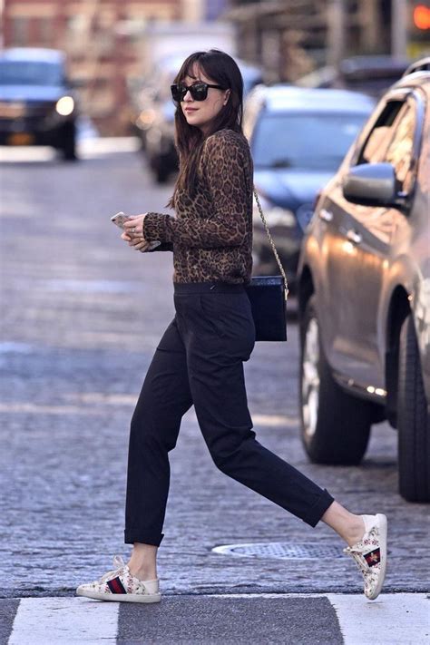 17 Looks De Street Style De Dakota Johnson Que Nos Inspiran