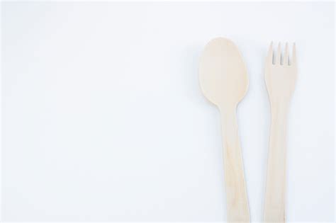 흰색 배경에 환경 친화적 인 일회용 주방 용품 나무 포크 숟가락 생태학 제로 폐기물 개념 위에서 볼 수 있습니다 플랫 레이 생물학에 대한 스톡 사진 및 기타 이미지 Istock