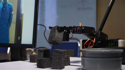 Robot Lengan Ai Mahasiswa Undika Gunakan Gestur Tangan