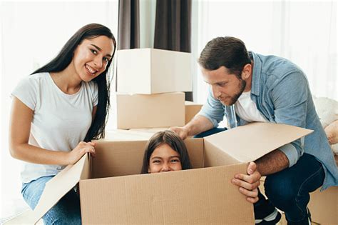 새 아파트로 이사하면서 즐거운 가족 어머니 아버지와 딸이 함께 웃고 배경에 골판지 상자 3 명에 대한 스톡 사진 및 기타 이미지 Istock