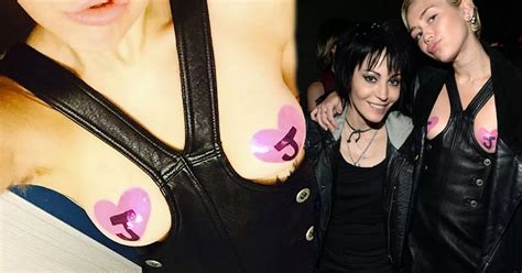 Miley Cyrus Supports Joan Jett By Baring Her Boobs And Hairy Armpits At Prestigious Rock And