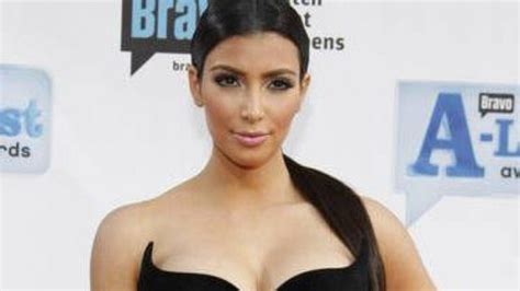 Kim Kardashian Pamer Foto Seksi Dengan Pria