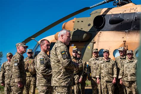 Навчання екіпажів вертольотів Мі 24 і Мі 8 провели на півночі під контролем Наєва фото Oboz Ua