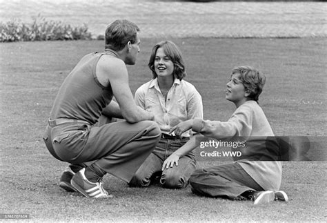 Ryan Oneal Visits With Melanie Griffith And Tatum Oneal Between News Photo Getty Images