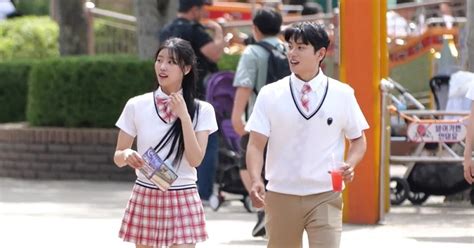 이이경·이미주 이래도 안 사귀어 커플 교복 입고 놀이공원 데이트 포착 놀뭐