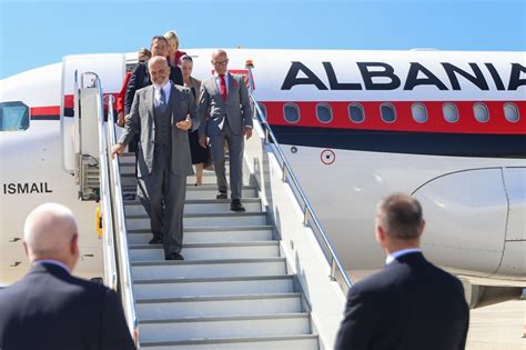 ФОТО ВИДЕО Рама стигна во Скопје на аеродром го пречека Груби 360 степени