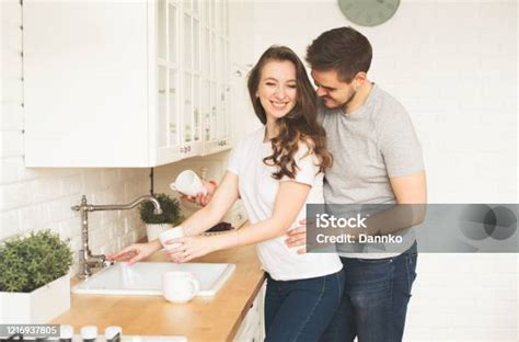 라이프 스타일 은 부엌에서 함께 설거지 와 커플 젊은 남자와 여자와 집에서 정성 2명에 대한 스톡 사진 및 기타 이미지 2명