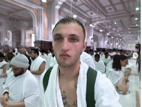 Model Anwar Hadid Adik Gigi Hadid Umrah Saat Ramadhan Bikin Kaget
