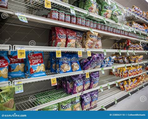 Kirkland Wa Usa Circa January 2022 Angled View Of Food Shortage In