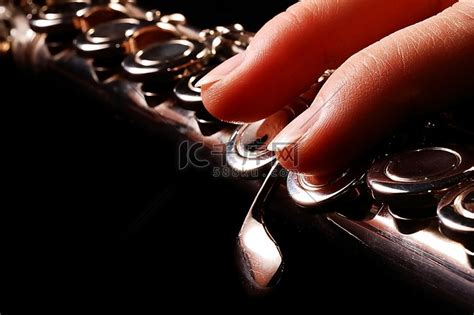 长笛手手指的特写照片，黑色背景高清摄影大图 千库网