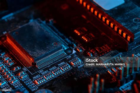 인쇄 회로 기판의 전자 부품 Pcb의 저항기 인덕터 및 커패시터 개념 전기 공학 마이크로 프로세서 기술 선택적 초점 Cpu에