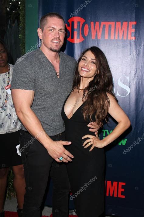 Sarah Shahi En Steve Howey