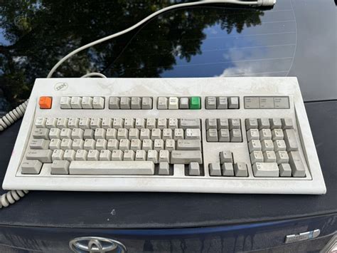 Used IBM Model M 1393464 Round Badge Buckling Spring Clicky Mechanical PS 2 1988 UBB Threads