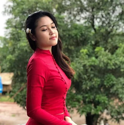 မြန်မာဝတ်စုံလေးနဲ့ လှနေတဲ့ပျိုမေများ