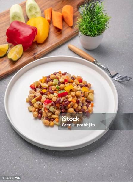 병아리콩강낭콩과 허브와 순한 향신료를 섞은 다른 생 채소를 밤새 담근 콩과 식물 샐러드 0명에 대한 스톡 사진 및 기타 이미지 0명 강낭콩 건강한 생활방식 Istock