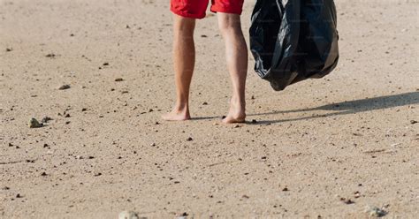 빨간 반바지와 검은 가방을 들고 흰 셔츠를 입은 남자 사진 Unsplash의 청소 이미지