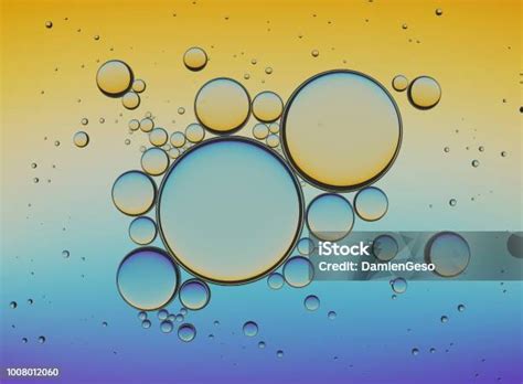 기름 거품 물에 근접 촬영 콜라겐 에멀젼 흰색 배경에 고립 그림입니다 골드 세럼 방울 건축물에 대한 스톡 벡터 아트 및 기타 이미지 건축물 금 금속 다양 Istock