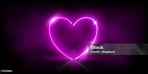 안개 추상적 배경에 반짝 반짝 빛나는 네온 보라색 심장을 빛나는 전기 광 프레임 기하학적 패션 디자인 벡터 일러스트레이션 빈