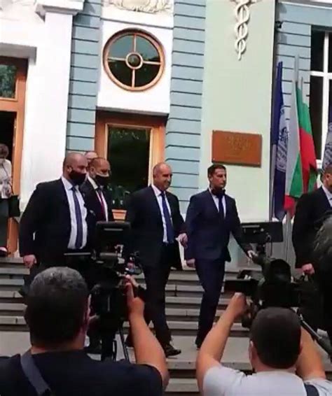 Освиркаха мощно разединителя на нацията Радев във Варна ВИДЕО