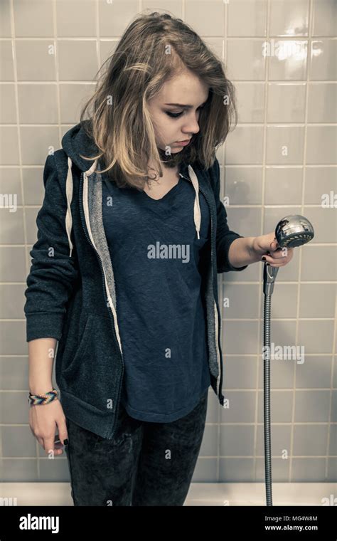 Teen Mädchen In Der Dusche Fotos Und Bildmaterial In Hoher Auflösung