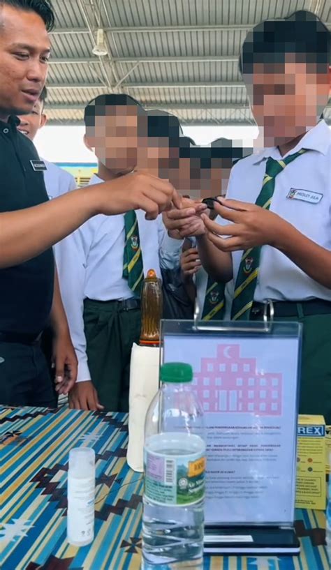 Sarawak Babe Teaches Babes How To Correctly Put On A Condom As Part Of Sex Ed Class Wins