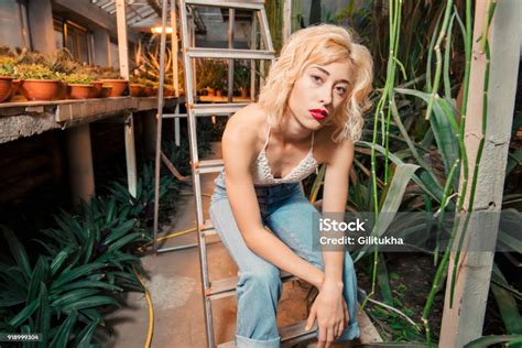 꿈꾸는 듯한 눈 식물 두 가드에서 포즈와 아름 다운 여성 모델 감정에 대한 스톡 사진 및 기타 이미지 감정 건강한 생활방식 관능 Istock