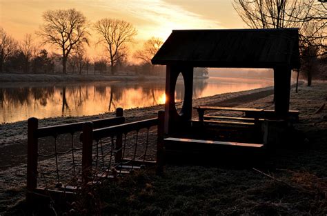 자전거 도로가 가는 아스팔트 강 의 가장자리 초기 여행자는 투어링 자전거에 기대어 둥근 창문 빨간 자전거 아이싱 아침 콘크리트 퍼골라 근처 스포츠 그라운드 야외 체육관 1