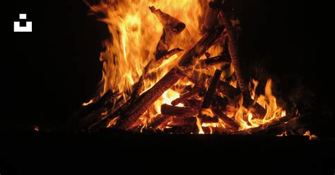 성 요한의 모닥불을 배경으로 통나무와 불꽃이 있는 불 사진 Unsplash의 무료 말레이시아 이미지